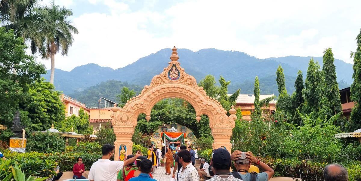 Top 15 Ashrams in India for Spiritual Retreat & Meditation
