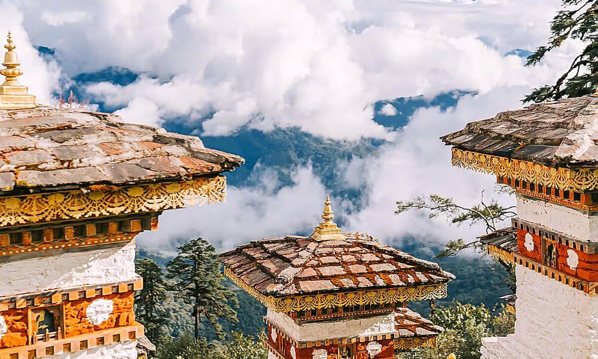 Top 15 Ashrams in India for Spiritual Retreat & Meditation