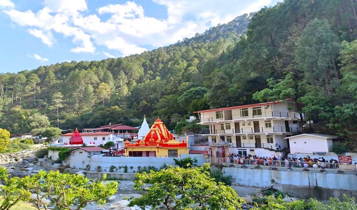 Top 15 Ashrams in India for Spiritual Retreat & Meditation