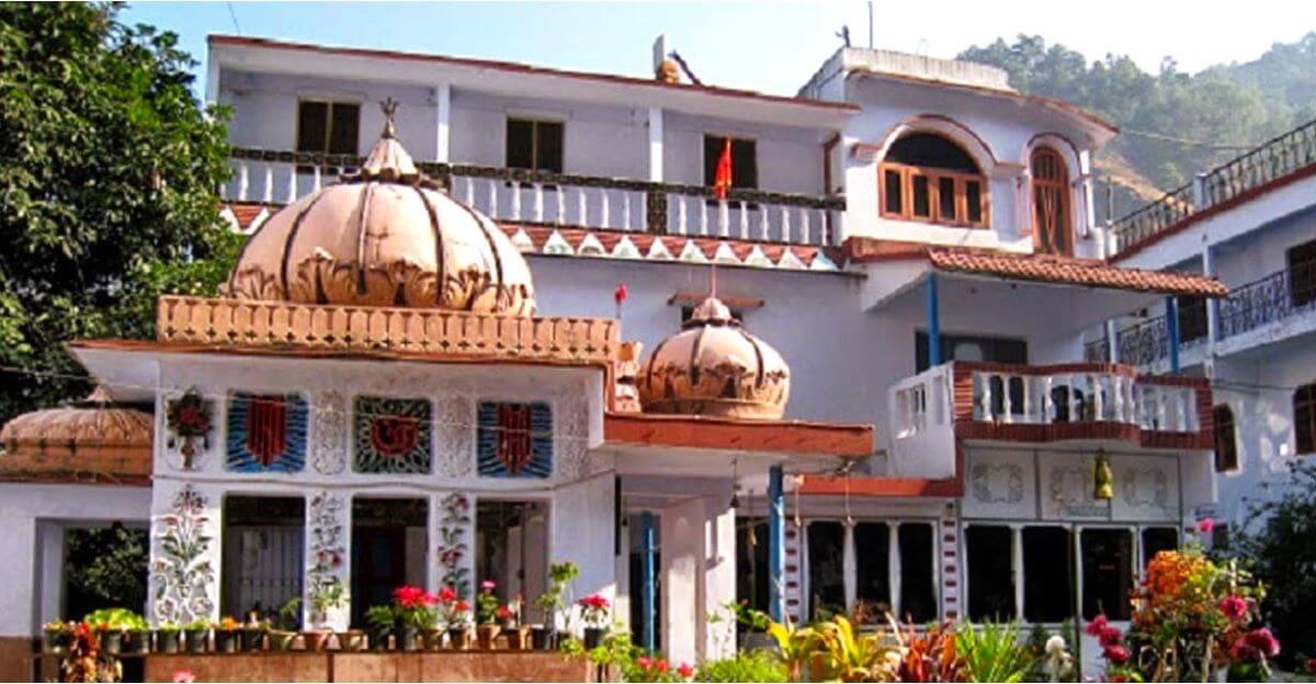 Top 15 Ashrams in India for Spiritual Retreat & Meditation