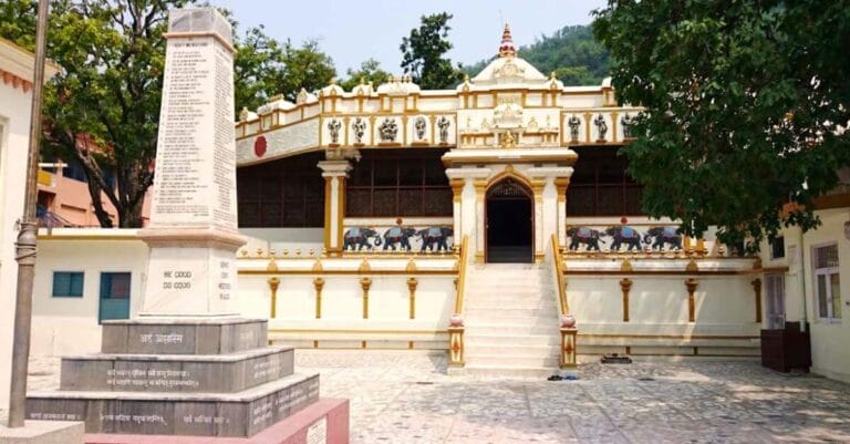 Top 15 Ashrams in India for Spiritual Retreat & Meditation