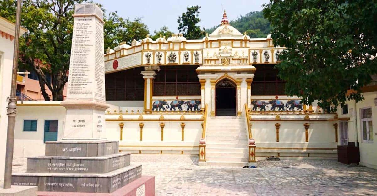 Top 15 Ashrams in India for Spiritual Retreat & Meditation